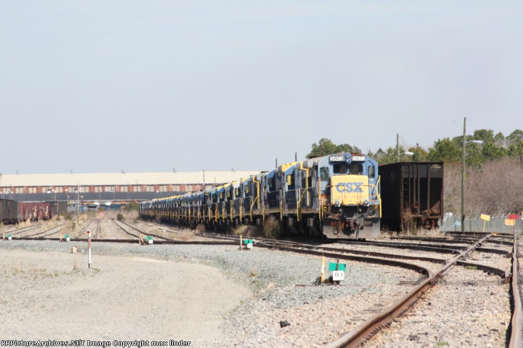 CSX 5873 leading a long deadline of 4 and 6 axle ge's